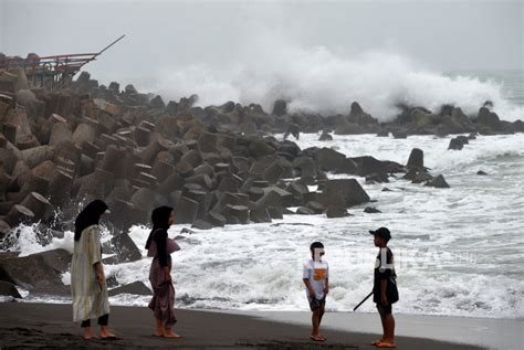 Bmkg Waspadai Gelombang Sangat Tinggi Di Laut Selatan Jabar Diy