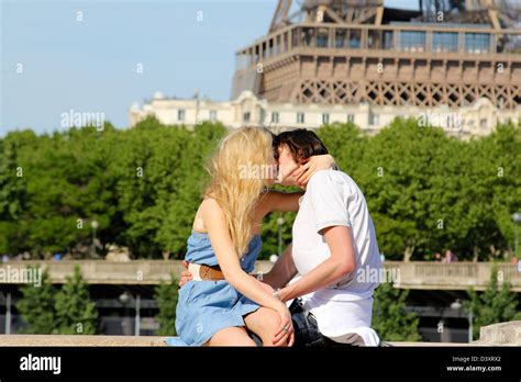 París Romántico Pareja De Adolescentes Franceses Besándose Sentados