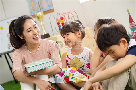 青年人同学女孩幼儿园老师给小朋友们讲故事高清图片下载 正版图片501954639 摄图网