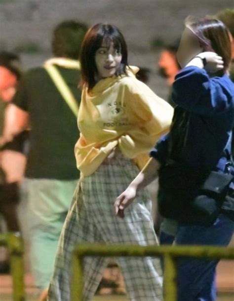 【写真】【圧巻の美スタイル】広瀬すず「タイトな紫タイツ」で向かった場所「肉体美の秘密」｜newsポストセブン Part 2