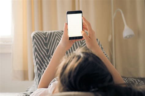 スマホを見る女性 – The Girl Lies In Bed And Holds A Mobile Phone – Fumumu