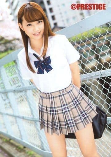 駿河屋 【アダルト】 佐山杏里 膝上・座り・衣装白・ベージュ・制服・両手後ろ・バッグ・ロゴ右上・「prestige」 Dvd「制服の中のa