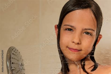 Sous La Douche Photo Libre De Droits Sur La Banque Dimages Fotolia