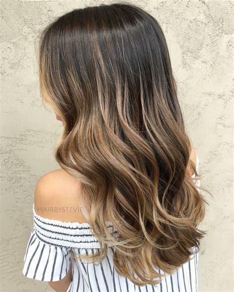 Ragazza Con Capelli Ricci Capelli Colorati Stile Balayage Maglietta