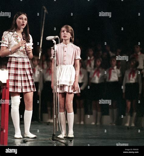 Berlin Ddr Mädchen Machen Musik Bei Der Eröffnung Des X Ten Parlament