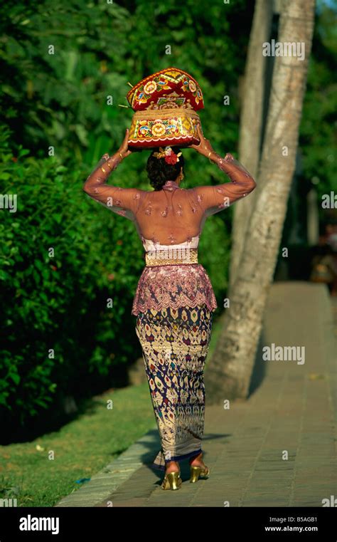 Balinese Frau Mit Tempel Opfergaben Kopf Fotos Und Bildmaterial In