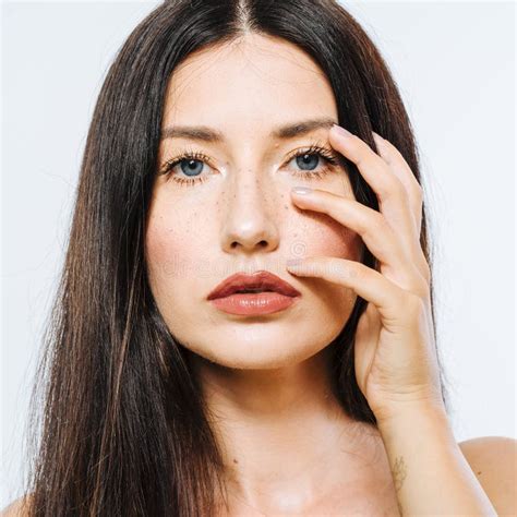 Retrato De Hermosa Modelo De Mujer Morena Con Pecas Y Ojos Azules