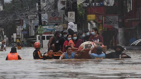 Floods Power Outages Landslides Photos Of Typhoon Vamco In The