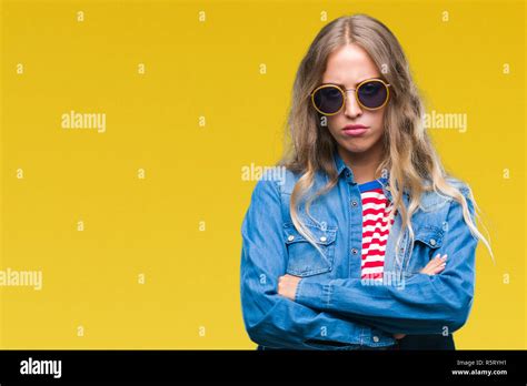 Schöne Junge Blonde Frau Mit Sonnenbrille über Isolierte Hintergrund