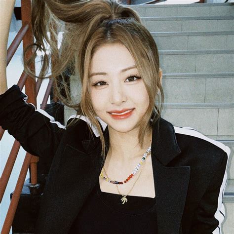 Le Sserafim Huh Yunjin Icon En 2022 Parte De Mi Vida Partes De La Misa