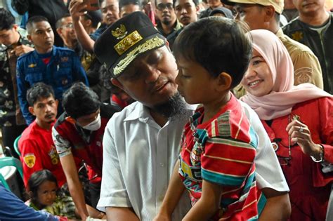 Gubernur Sulsel Beri Santunan Sebesar Rp 60 Juta Kepada Keluarga Korban