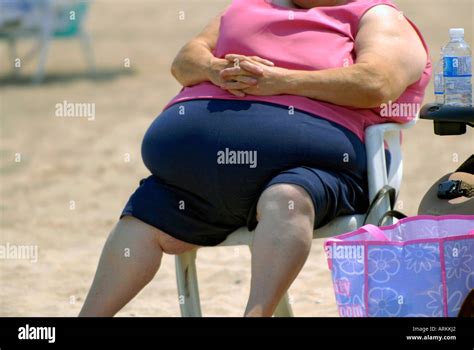 Très Grosse Femme Assise Sur Une Chaise Sur Une Plage Photo Stock Alamy