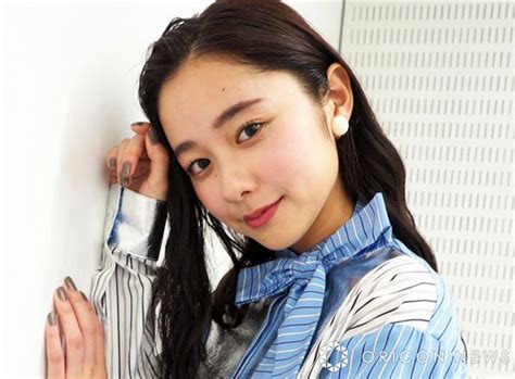 堀田真由、超ミニスカで白く輝く“太もも美脚” 春らしいオールホワイトコーデで撮影｜愛媛新聞online