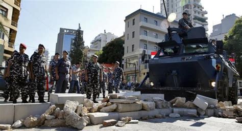 lebanon army begins clearing roads after pm resignation