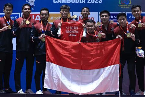 Tim Beregu Bulu Tangkis Putra Bawa Jersey Syabda Saat Pengalungan