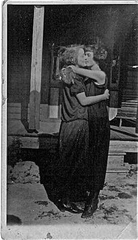 Vintage Affectionate Ladies – 36 Old Snapshots Of Women Expressed Their