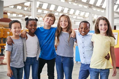 Camarades De Classe Posant Dans Une Ligne Photo Stock Image Du