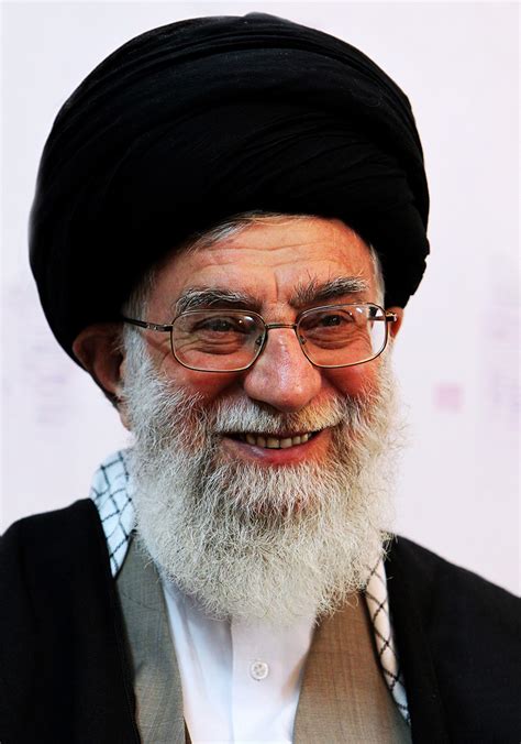 عکس با کیفیت چهره ی تمام رخ حضرت خامنه ای با عمامه و عبا مشکی و لبخند