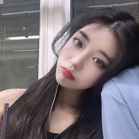 La Imagen Puede Contener 1 Persona Selfie Y Primer Plano Uzzlang 소녀