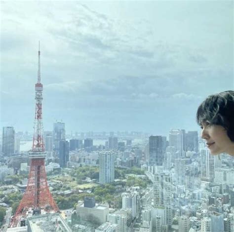 板谷由夏、東京タワーとの2ショットを載せ、出演中のドラマ『東京タワー』の放送を宣伝 ニコニコニュース