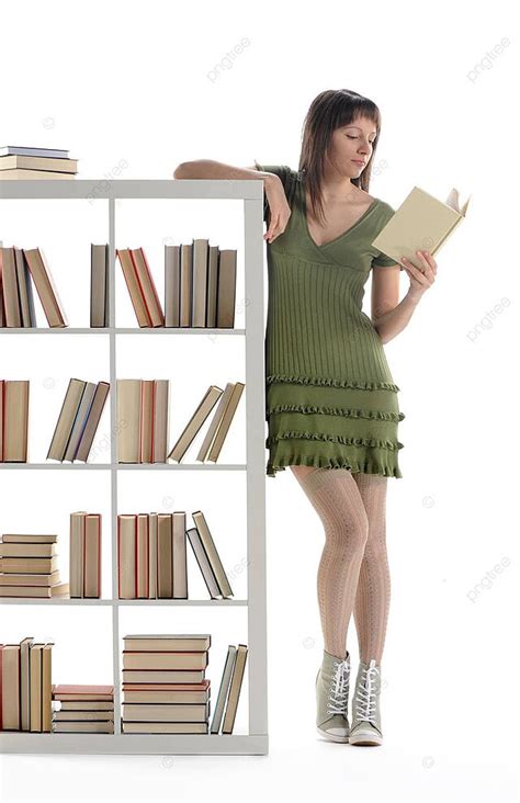 طالبة شابة تقرأ كتابًا داخل المكتبة صورة الخلفية والصورة للتنزيل