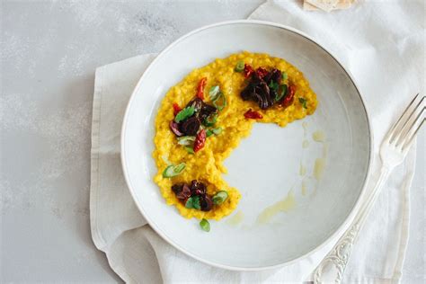 Risotto Milanese Mit Grünem Spargel Und Wilden Kräutern
