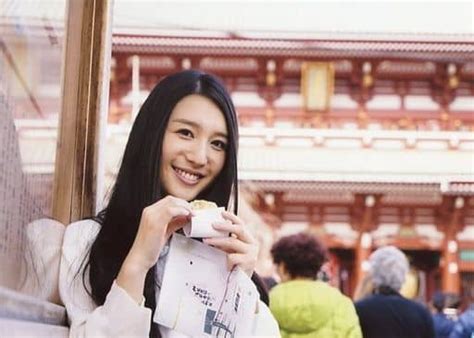 駿河屋 【アダルト】 古川いおり 横型・バストアップ・衣装白・両手食べ物・顔斜め右向き・2lサイズ Dvd「あれから1年 最高にエッチで