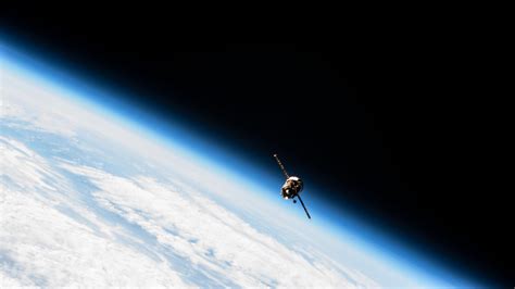 Space Station Crew Replaces Scientific Hardware As They Await Resupply