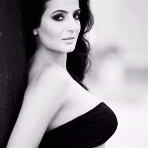 Actress Ameesha Patel Hot And Spicy Cleavage Never Seen Photos
