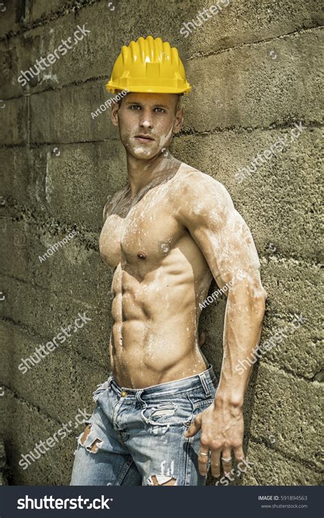 Handsome Muscular Construction Worker Standing Shirtless Foto De Stock