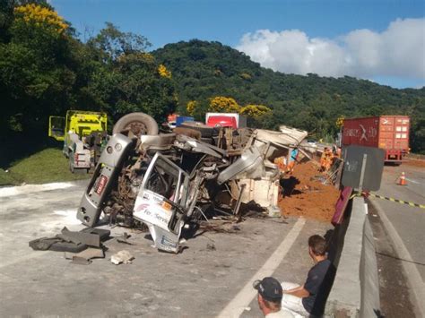 G1 Motorista De Caminhão Morre Após Tombamento Na Br 277 No Paraná
