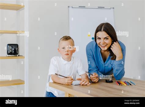 Privatunterricht Aufmerksame Junge Frau Tutor Lehrer Helfen Kleinen