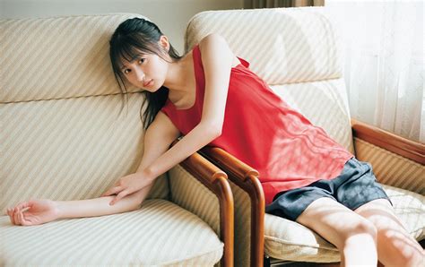 乃木坂46・遠藤さくら、約2年ぶりに表紙を飾る『b L T 』で清涼感溢れるグラビアを披露 – 画像一覧（2 3） – The First Times