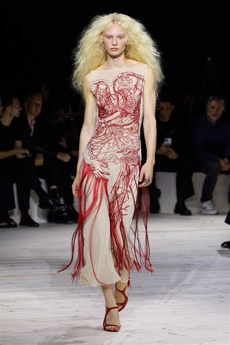 Alexander Mcqueen 2024 春夏成衣系列登场 Nowre现客