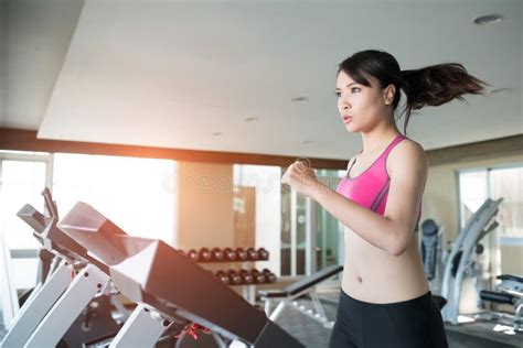 Deux Femmes Courant Sur Le Tapis Roulant Dans Le Gymnase Image Stock