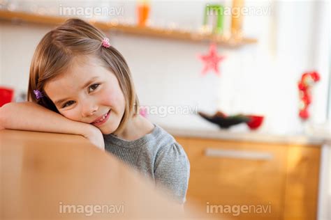 【少女 幼児 外国人 小学生 熟慮 幸福 無邪気 かわいい】の画像素材 18530038 写真素材ならイメージナビ