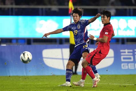 ＜杭州アジア大会男子サッカー決勝 U22日本―u24韓国＞前半、先制ゴールを決めパフォーマンスを見せるfw内野（右から2人目）ら（ap