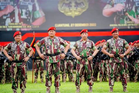 Panglima Tni Dan Kapolri Disematkan Baret Merah Dan Brevet Komando