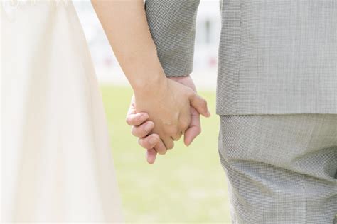 付き合う前に手を繋ぐ男性心理とは？女性から自然に手を繋ぐ方法を紹介