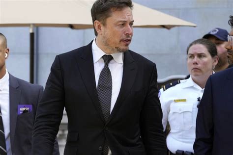 Report Elon Musks Spacex May Rescue Stranded Astronauts