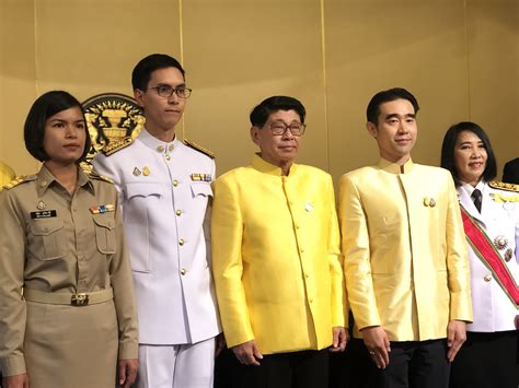 รบ เชิญชวนปชช ประดับเข็มที่ระลึกตราสัญลักษณ์พระราชพิธีบรมราชาภิเษก