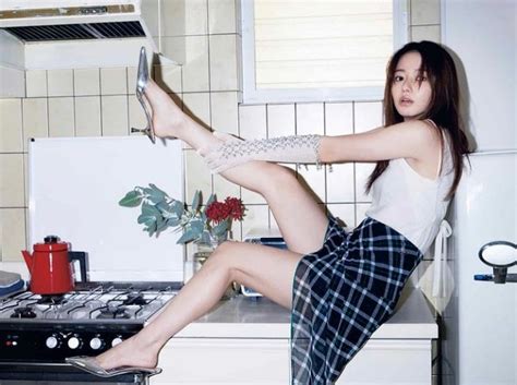 『女優·山本舞香』美脚sexy♡キッチンの上から披露 芸能eacs 芸能記事が湧き水のように湧いてきます[eacs
