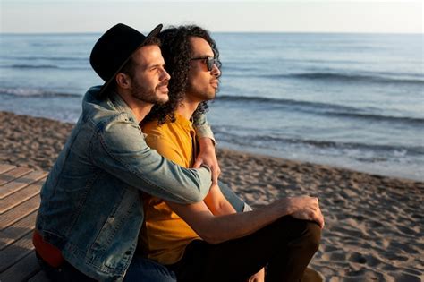 Vue Dun Couple Gay Affectueux Et Passant Du Temps Ensemble Sur La