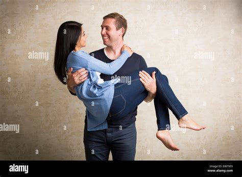 Femme Homme Portant Dans Ses Bras Photo Stock Alamy