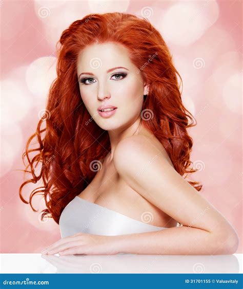 Bella Donna Dai Capelli Rossi Con I Capelli Lunghi Immagine Stock