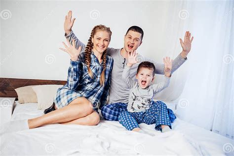 Maman Papa Et Son Fils Le Matin Allongés Sur Le Lit à La Maison Image
