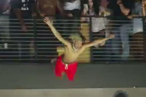 Xxxtentacion Makes Insane Leap Into Crowd During Performance Xxl