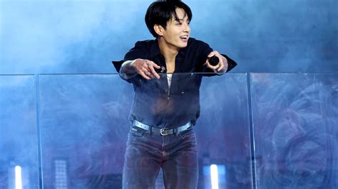 Bts Fans Pack Times Square For Surprise Jungkook Concert Fox 5 New York