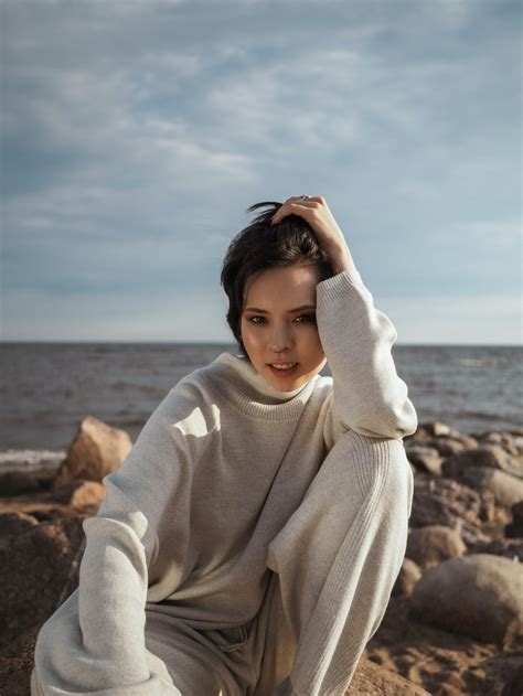 무료 이미지 여자 하늘 구름 People In Nature 플래시 사진 행복 목재 위로 경치 여가 수평선