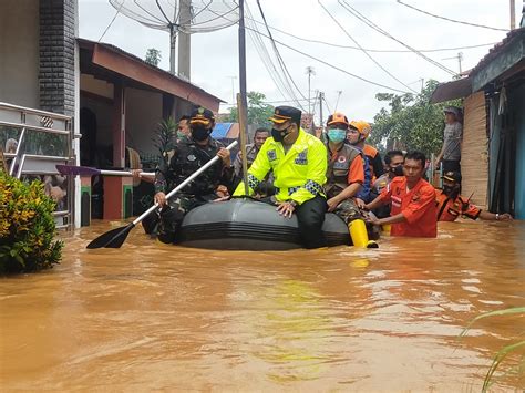 13 Desa Dan 7 Kecamatan Terendam Banjir Di Karawang Ribuan Warga